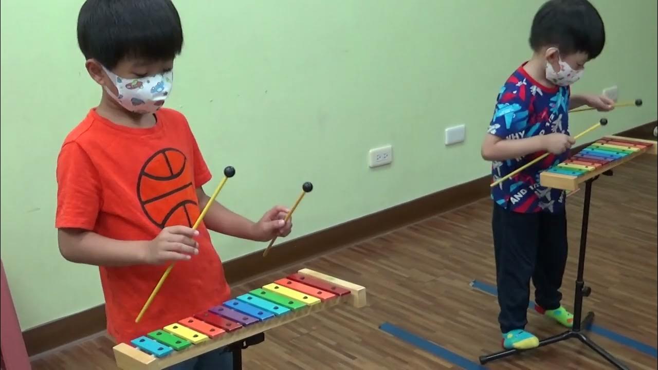 鐵琴敲奏 So Mi Do 肢體律動 ─ 三隻小胖豬 (百分音樂學苑 ─ 台南 音樂教室) - YouTube