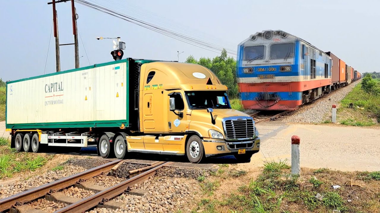 OMG... Train vs Crazy Semi Trailer Truck Smart Train Funny relaxing ...
