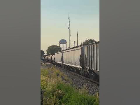 BNSF 3814 rolls through Dekalb Illinois #bnsf - YouTube