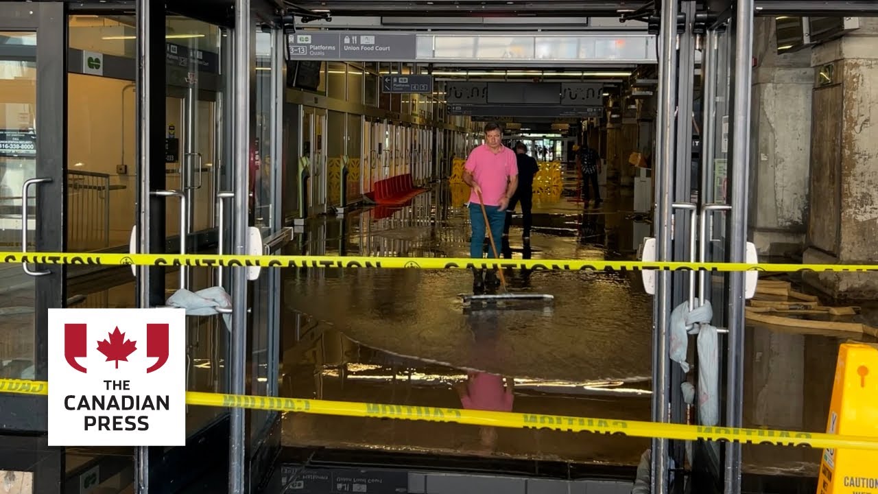 Flooding causes havoc in Toronto’s PATH, Union Station - YouTube