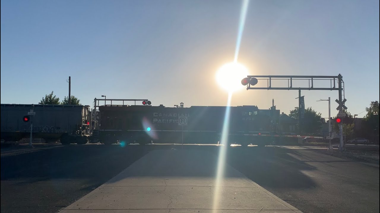 UP 2722 Grain Train w/ 3 CPs South - Gate Malfunction - E. Weber Ave. Railroad Crossing ...