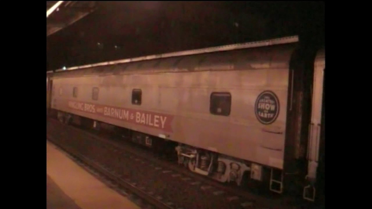AMTRAK ELECTRIC SPRINTERS pulling Ringling Brothers Barnum Bailey Blue ...