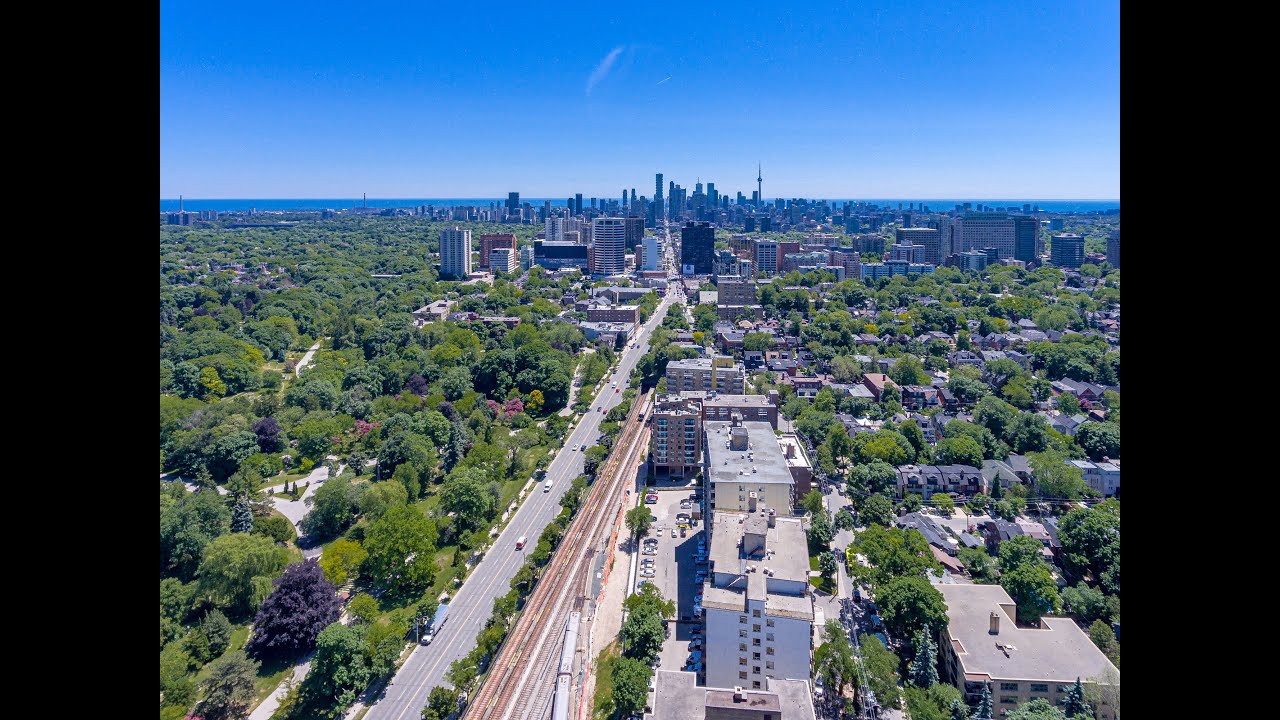 Toronto Condo Tour: Inside a $698,000 Condo with Breathtaking City ...