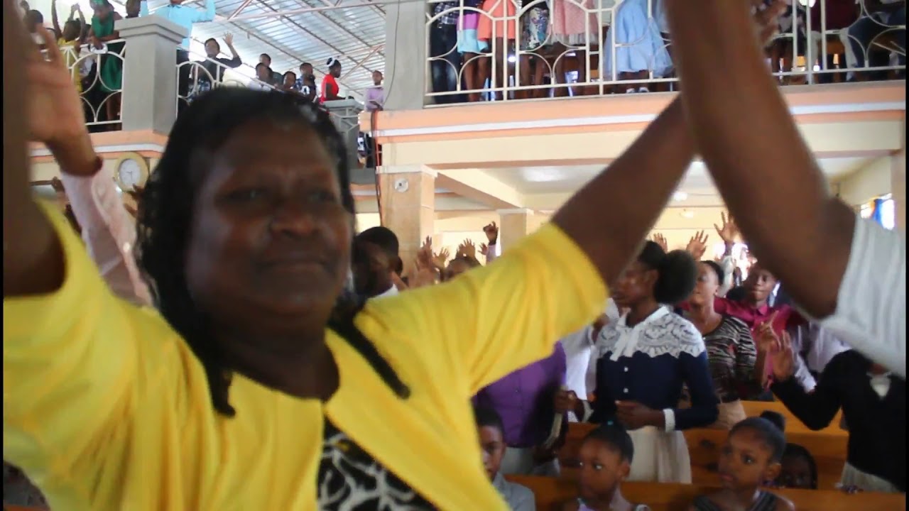 Moment de louange à la 32e convention annuelle de l`Église de Dieu ...