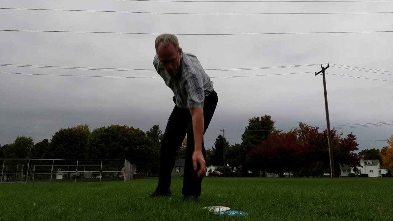 Right hand back hand disc golf throw 1 step - YouTube