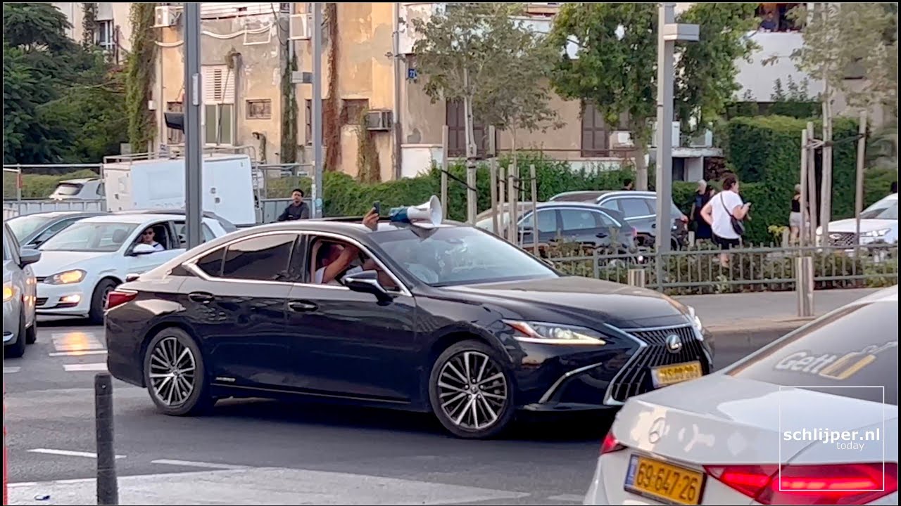 Angry Bibi supporters driving around in Tel Aviv with a megaphone - YouTube