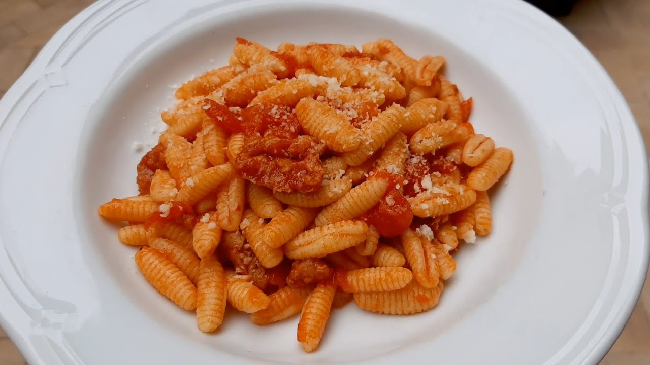 Come fare gli Gnocchetti Sardi. Ricetta con sugo di Salsiccia Piccante ...