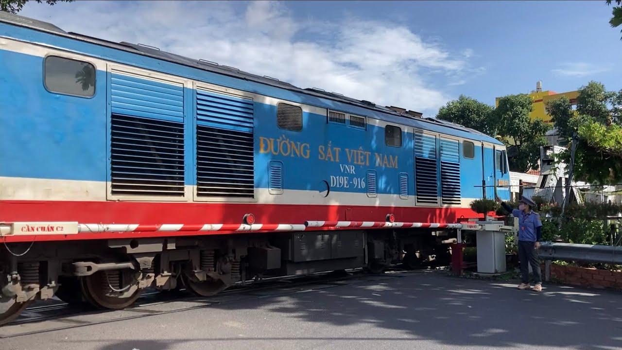 D19E-916 kéo tàu SE6 8:44 (23/6/2025) - YouTube