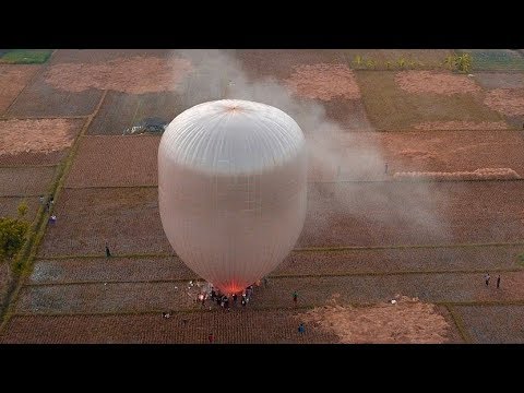 Balon Blembem Hujan Terjun Payung Balon Rasa Militer TNI AU - Tradisi Balon Liaran Ponorogo