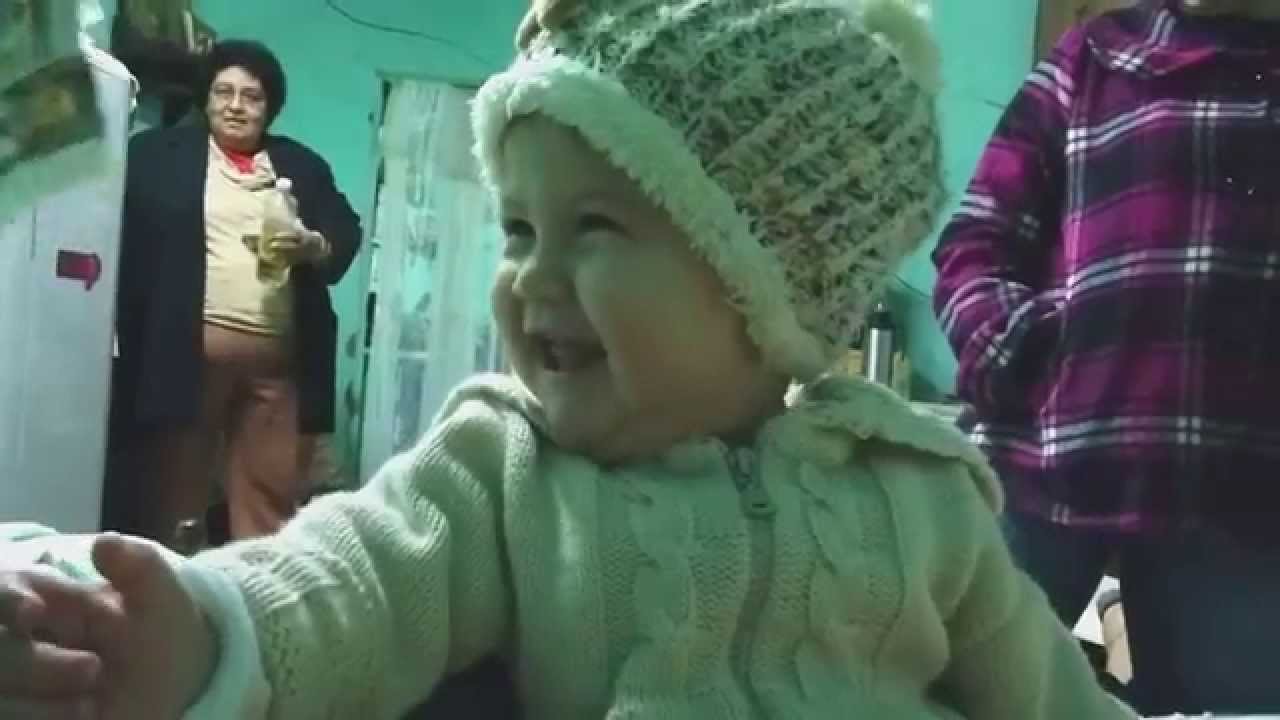 Bebe riendo - YouTube