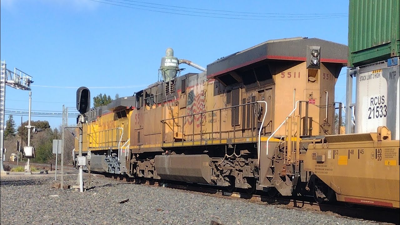 UP 5805 leads NB ZLCTM with a nice crew - YouTube