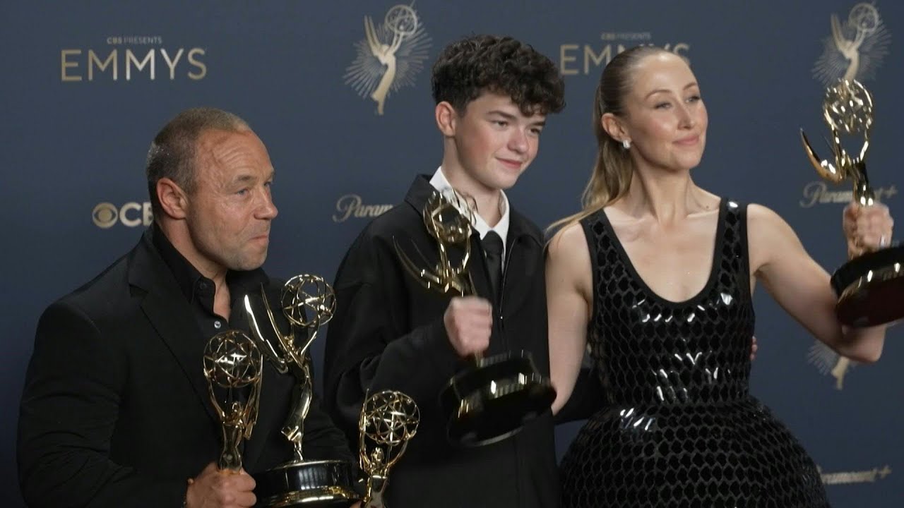 "Adolescencia" arrasa en los premios Emmy | AFP - YouTube