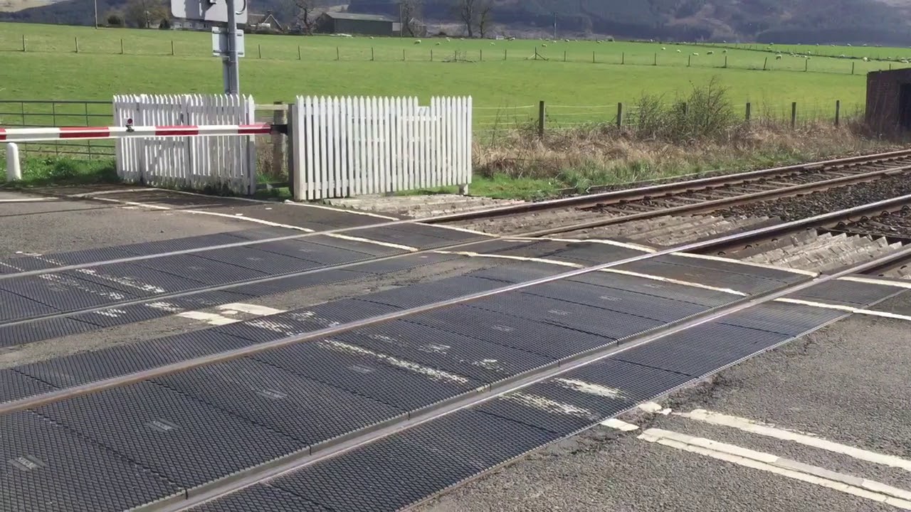 Whitemoss Level Crossing (Perth & Kinross) Friday 20.04.2018 - YouTube