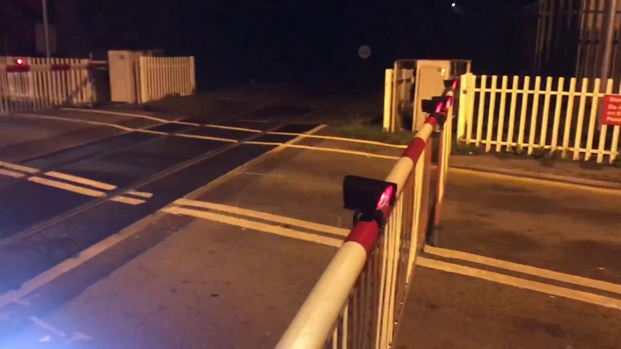 *New LEDS* Rye Grove Road Level Crossing (E.Sussex) Friday 28.12.2018 ...