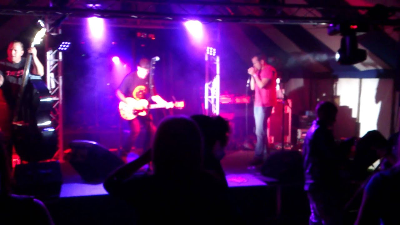 Scott Doane performs at the Bike Show in Calstock - YouTube