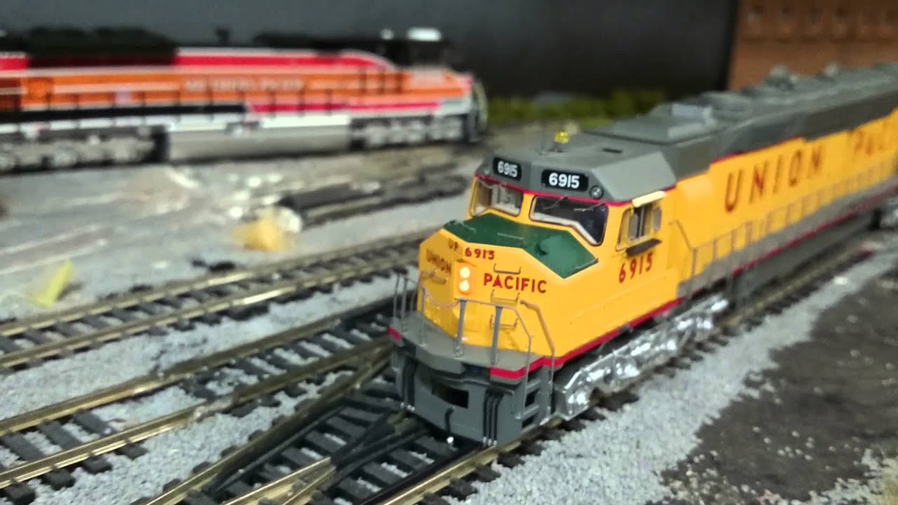 Athearn genesis dd40ax with lok sound select - YouTube