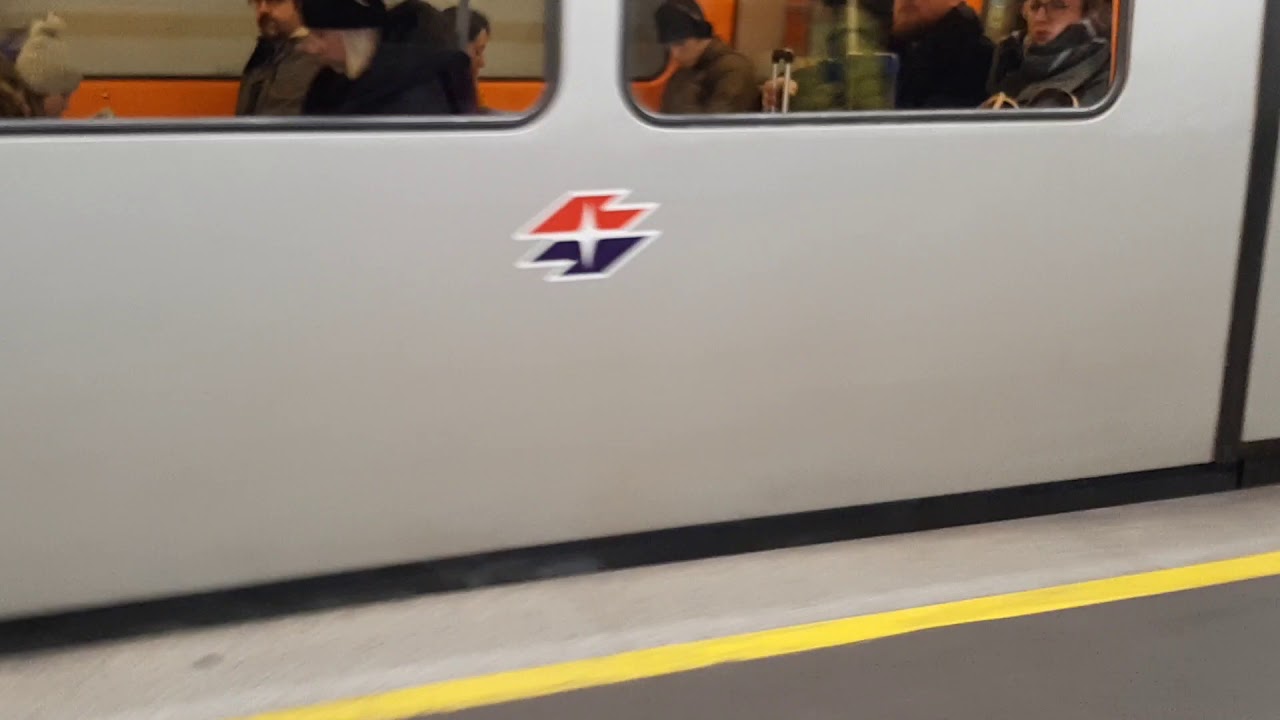 U-Bahn Linie U2 Typ U1/U11 Schottentor in Wien - YouTube