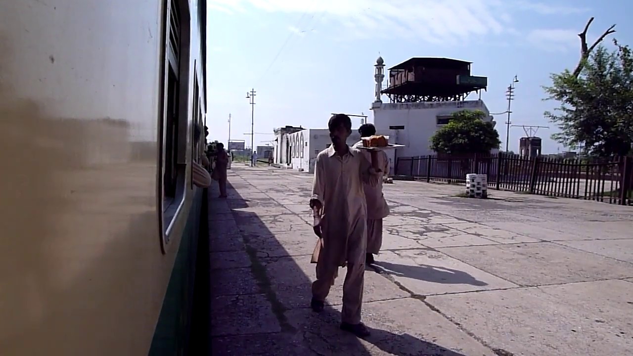 104DN Subak Khram Exp パキスタン国鉄 ララムーサ駅出発 Train Leaving Lala Musa Jn. Stn ...
