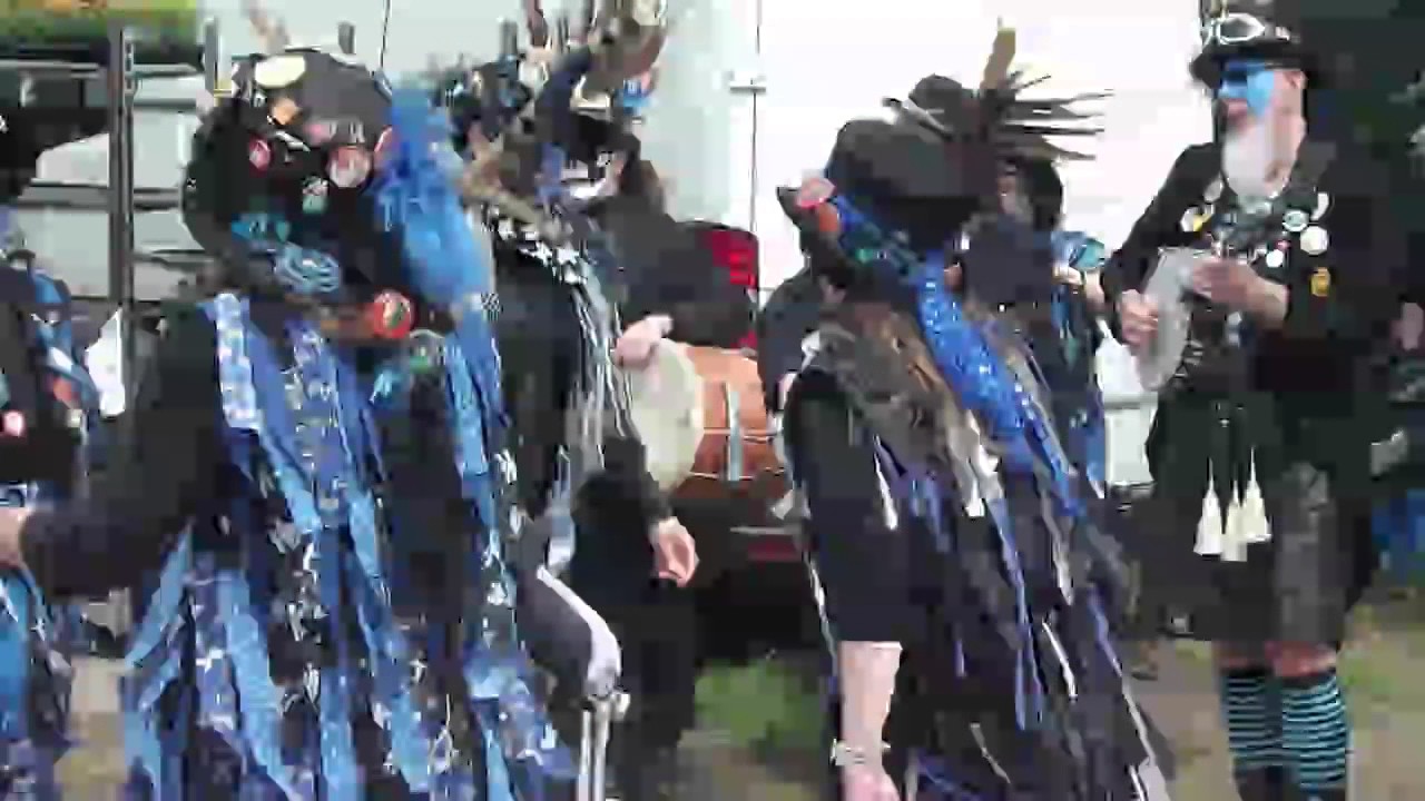 Border Morris dancers - YouTube