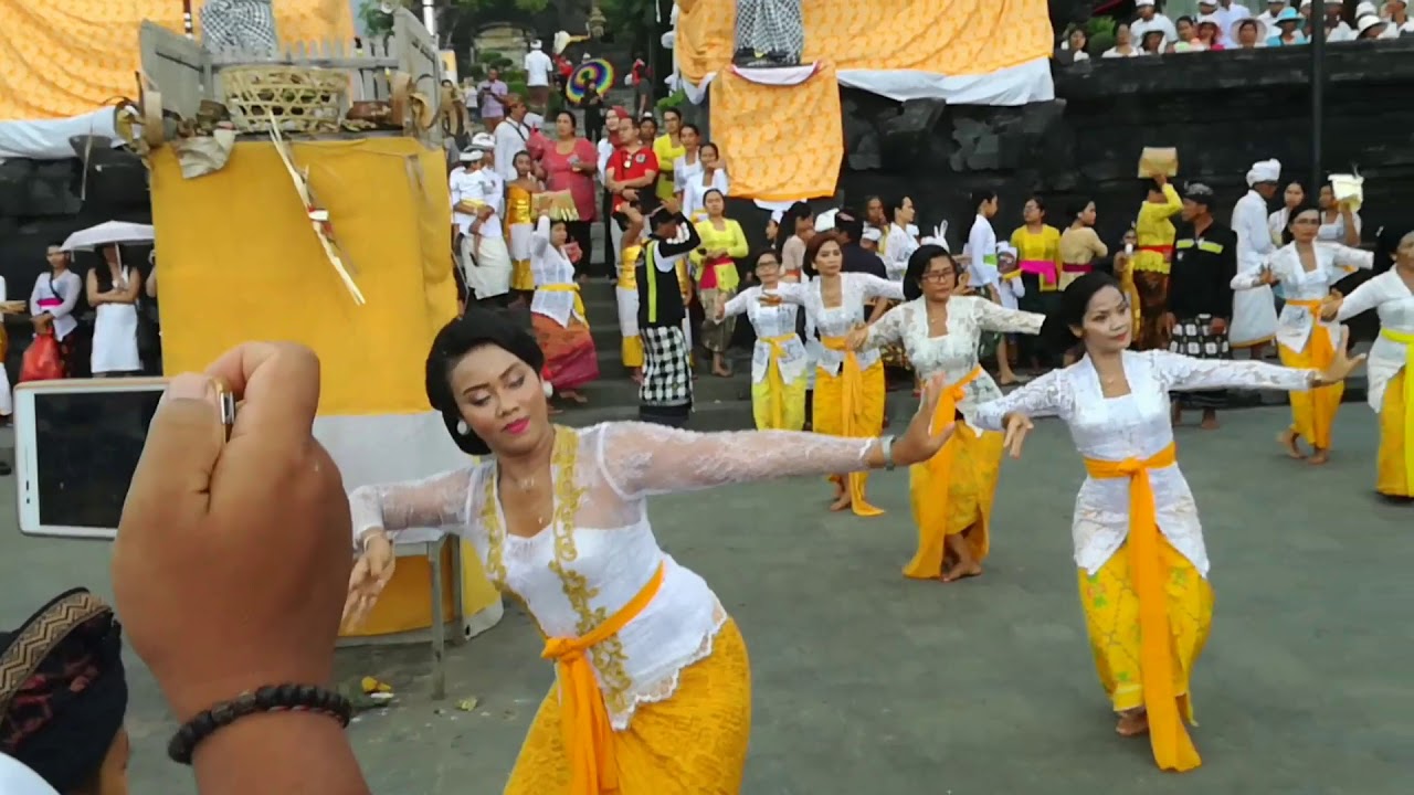 Tari Rejang Renteng Pura Luhur Tanah Lot - YouTube