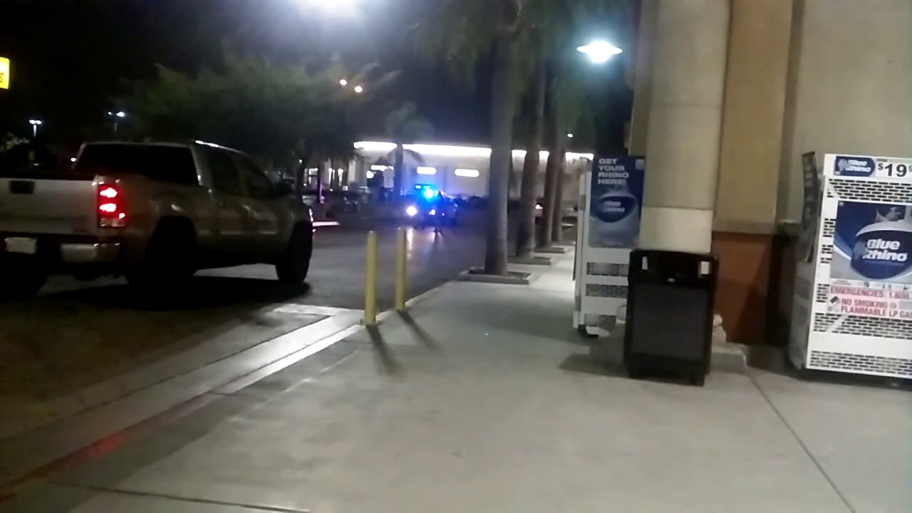 Women screaming outside of A Food 4 less in Hawaiian Gardens - YouTube