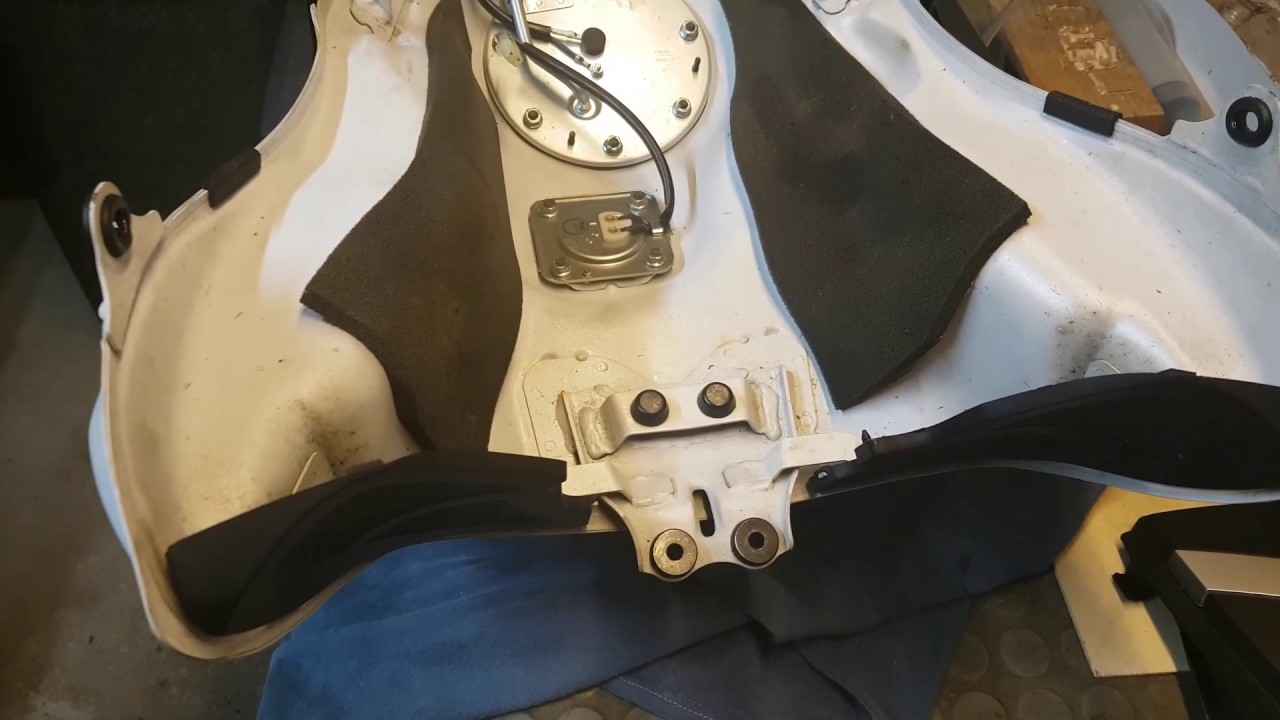 CB1000R Tank Unterseite Ansicht - YouTube