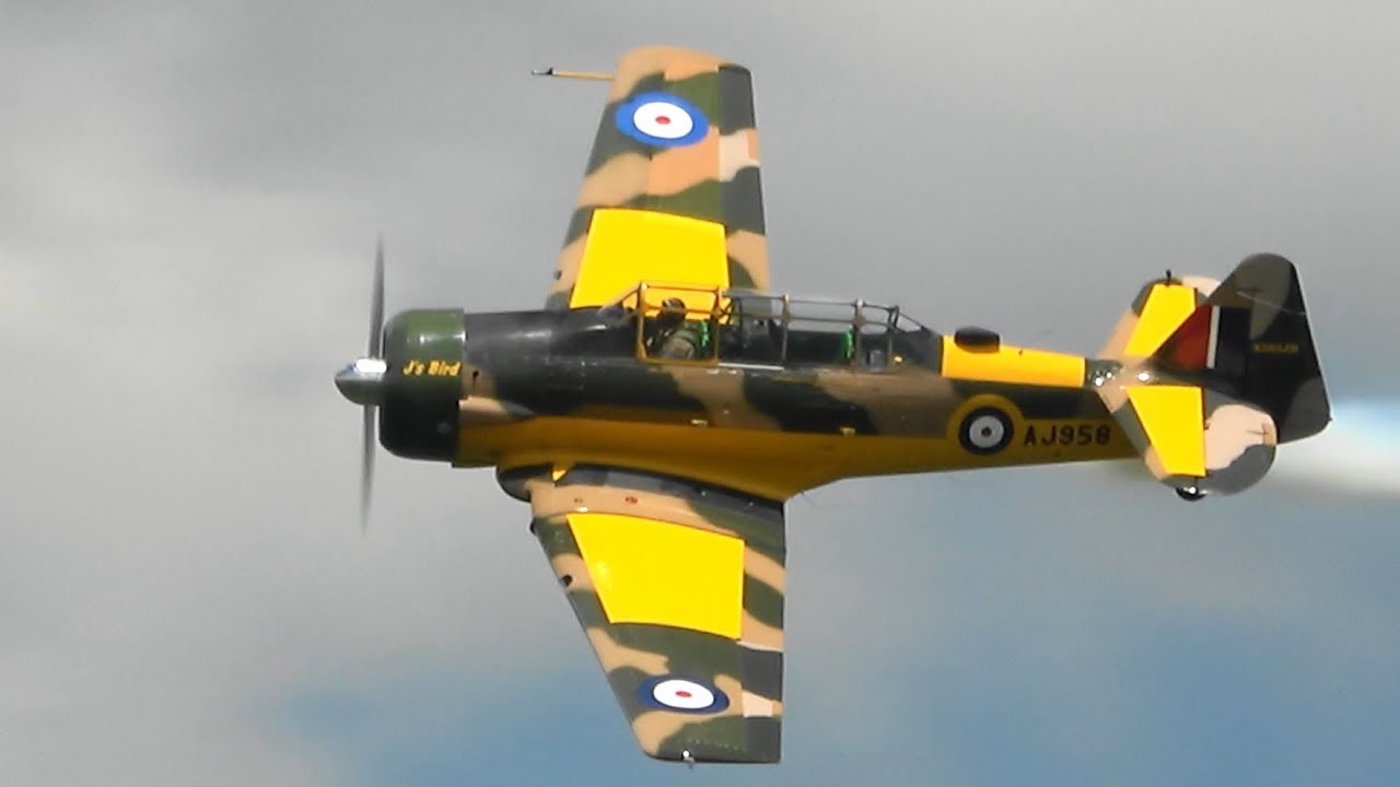 John "Skipper" Hyle - Harvard Mk IV "J's Bird" WWII Acro Check Demo ...
