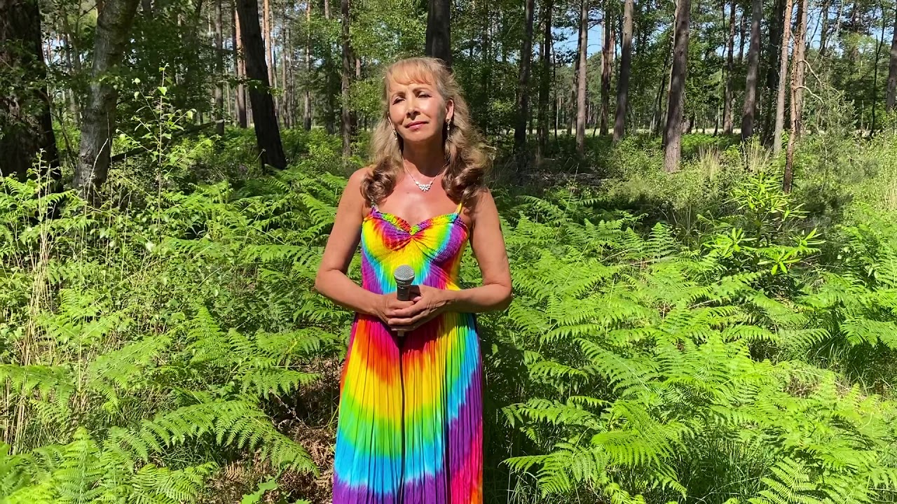 Maria Kesselman sings Somewhere Over The Rainbow in the forest. - YouTube