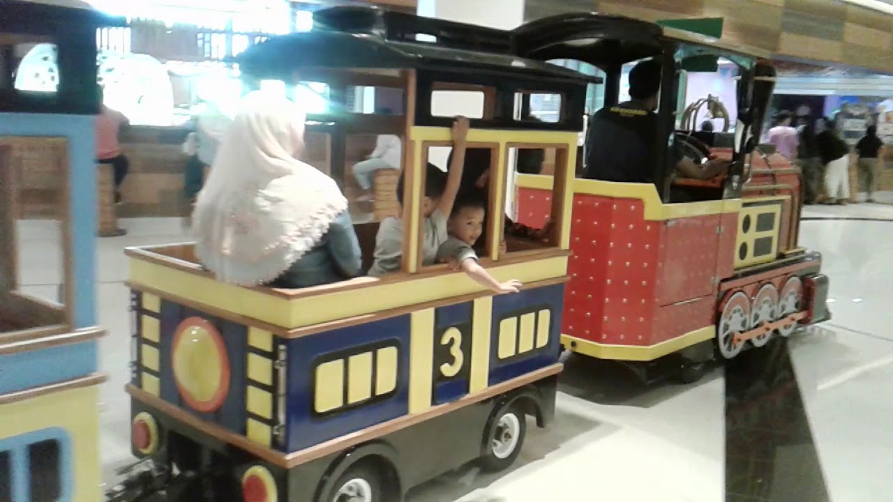 Kereta api di dalam mall - YouTube