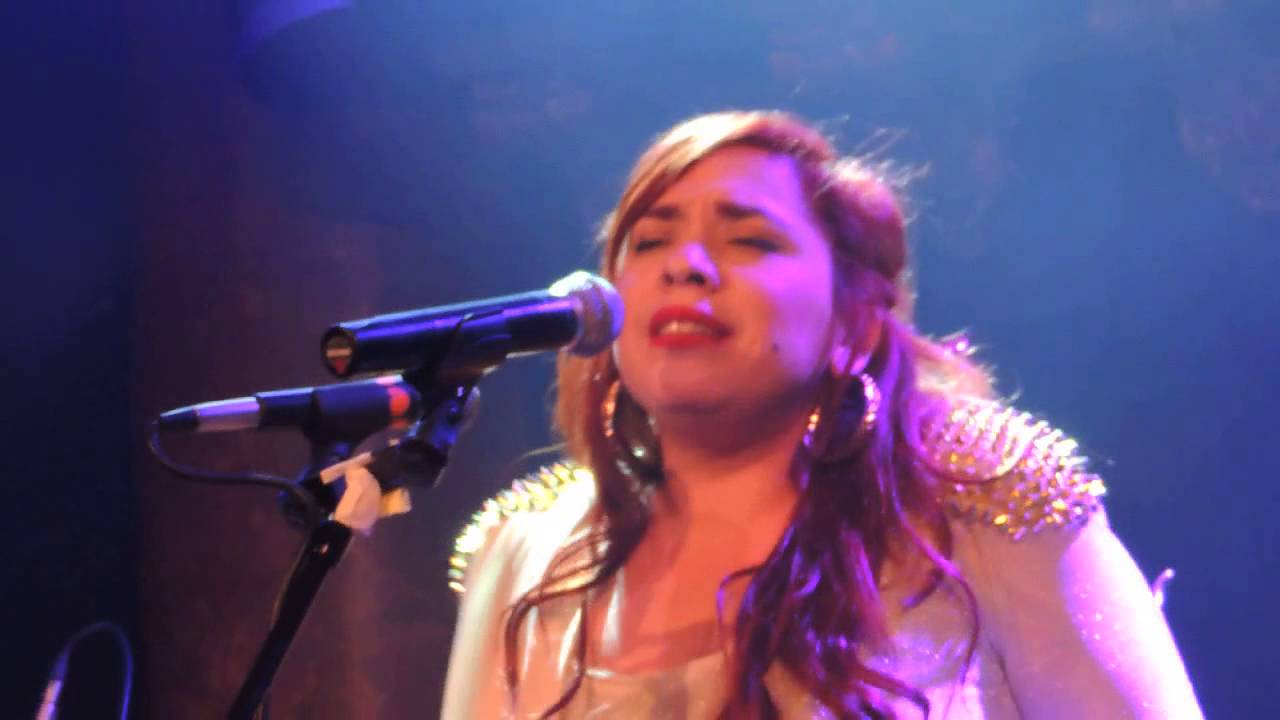 Carla Morrison SF Intro/Me Encanta/Como Es - YouTube
