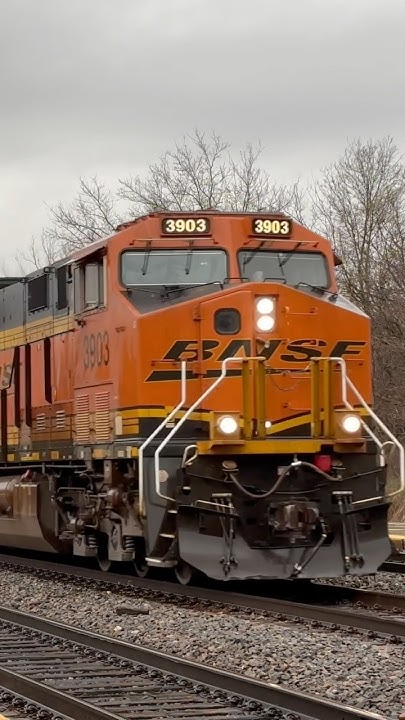Horn show from BNSF engineer! #railway #railroad #railfan #train #bnsf #bnsftrains - YouTube
