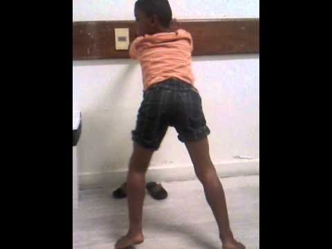 Menino dancando pararatibom.....