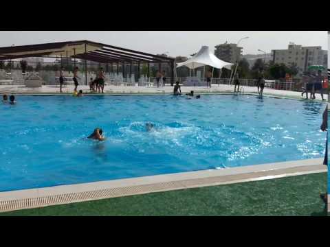 Havuzda takala şovu