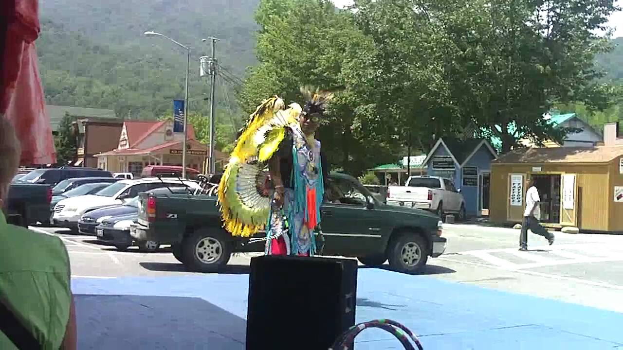 Cherokee Indian Powwow Dance recorded by USWGO Press - YouTube