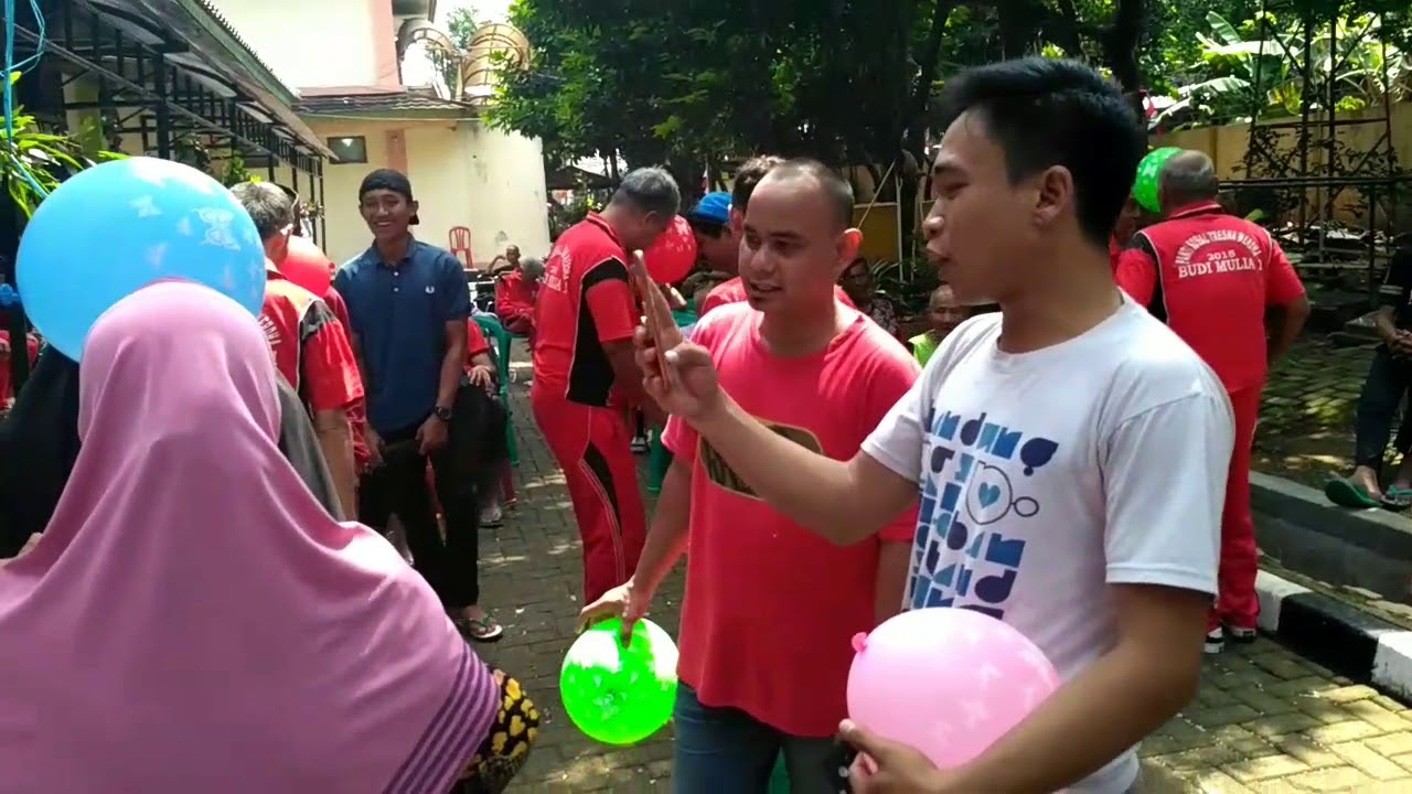 lomba joget balon lansia ciracas - YouTube