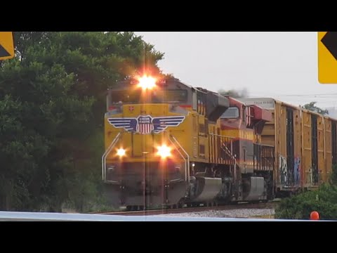 UP 8514 w/ Hybird K5LLA? & KCSM 4729! Lead a Northbound Mixed Freight Train Thru Buda, TX - YouTube