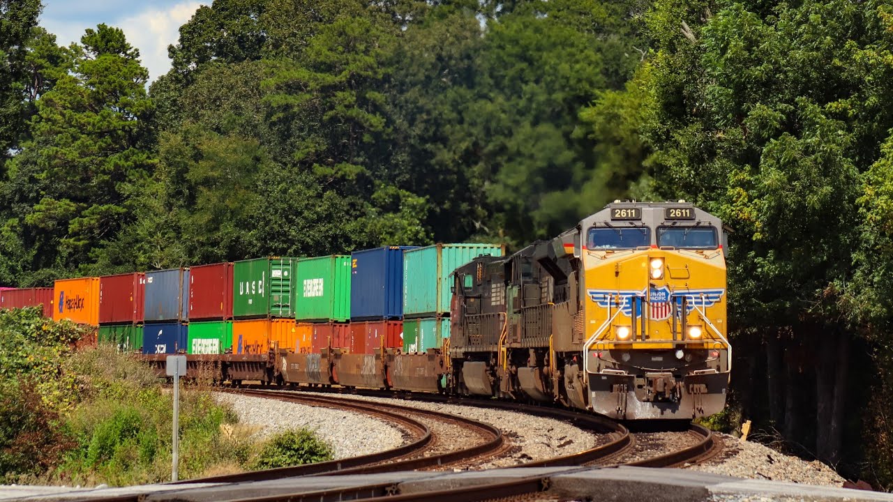 UP ET44AH Gevo #2611 leads 243 - YouTube