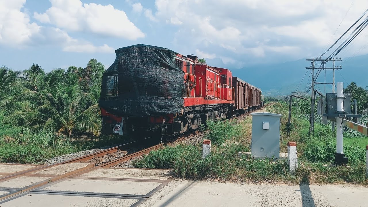 D9E-217 kéo tàu 3539 kép D13E-711 bị tai nạn về Nha Trang ( 14:47 | 26 ...