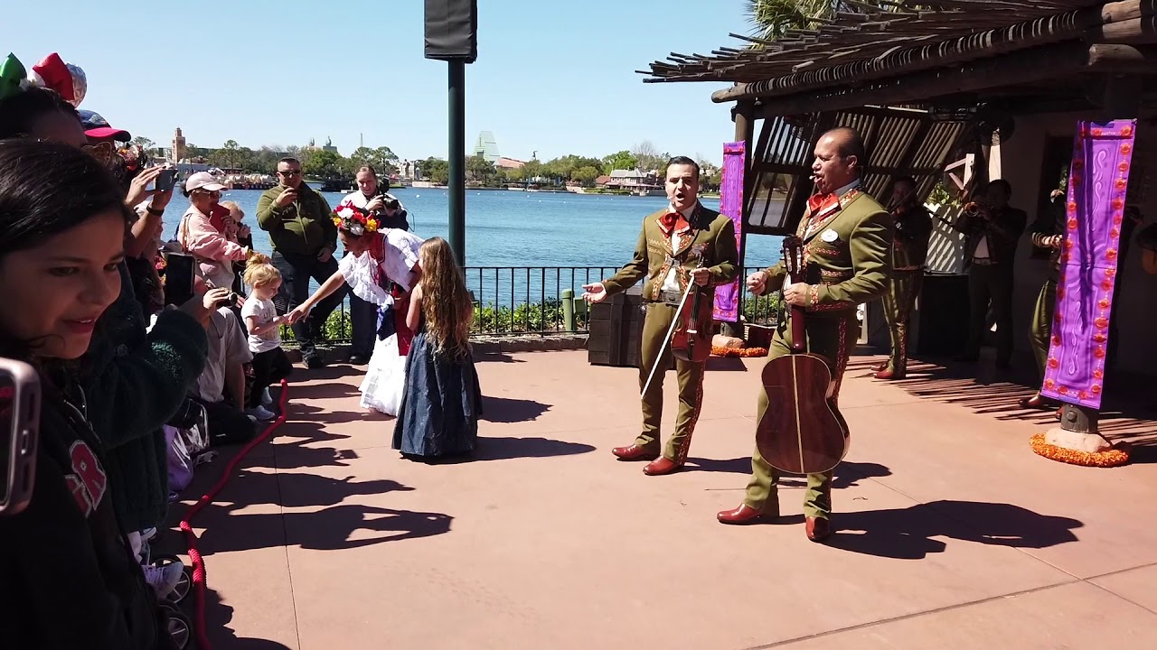 The Story of "Coco" at Epcot - YouTube