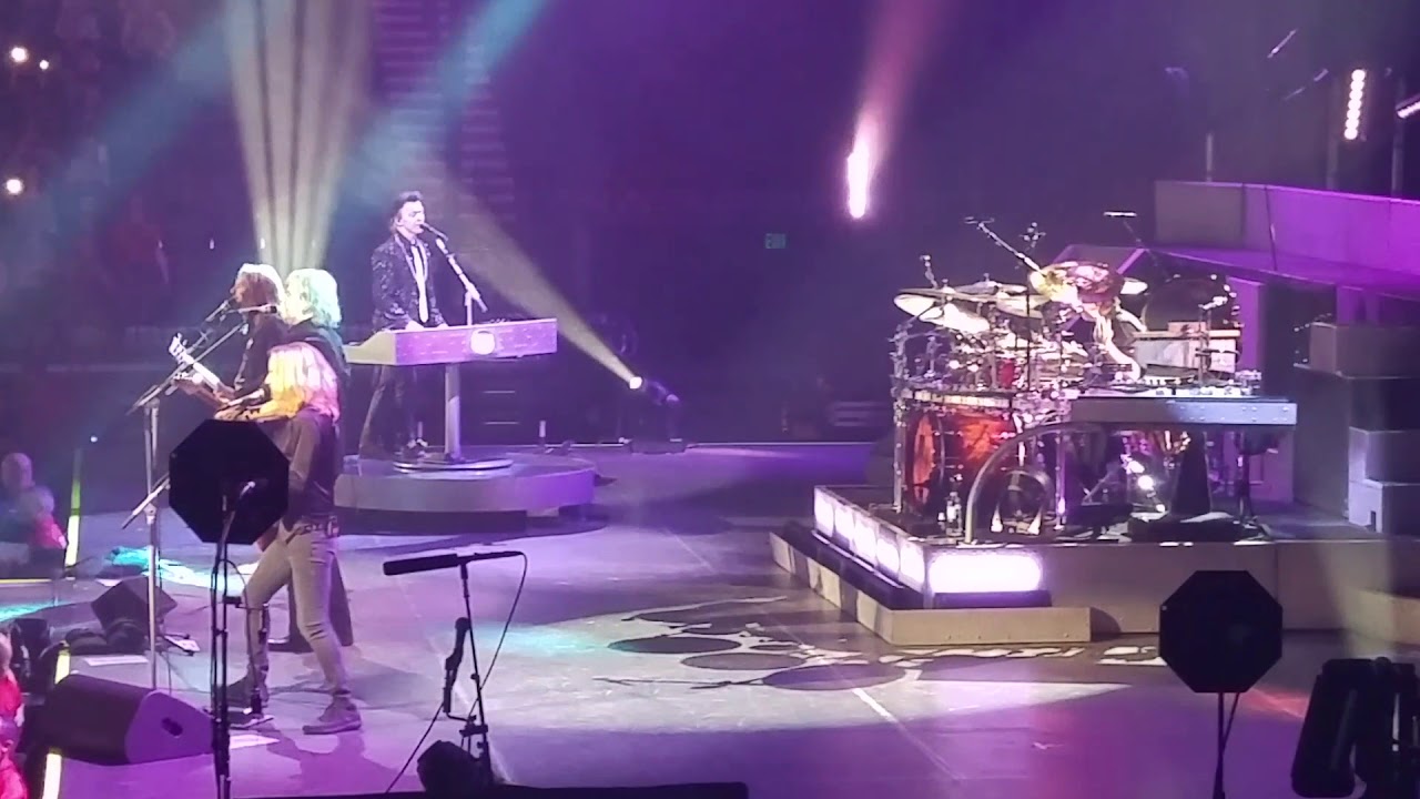 Styx perform "Light Up" to stadium full of cell phone lights - YouTube