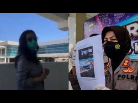 Kamar Wanita Pamer Payudara Digeledah Polisi