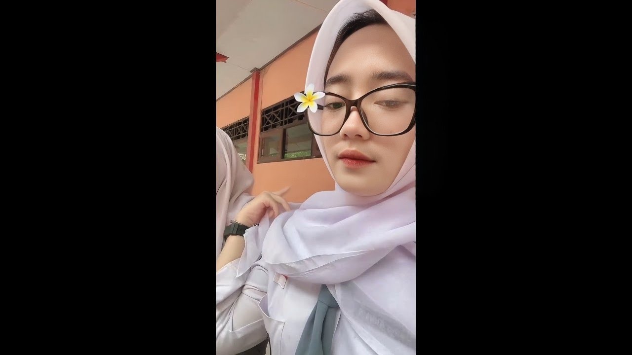 Siswi SMA Live Tiktok Belajar Bahasa Inggris Bersama Teman - YouTube