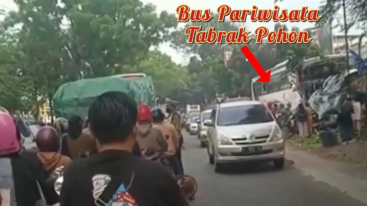 Bagian Depan Gagak Rimang 4ncur Tabrak Pohon Di Cianjur | Laka Bus ...