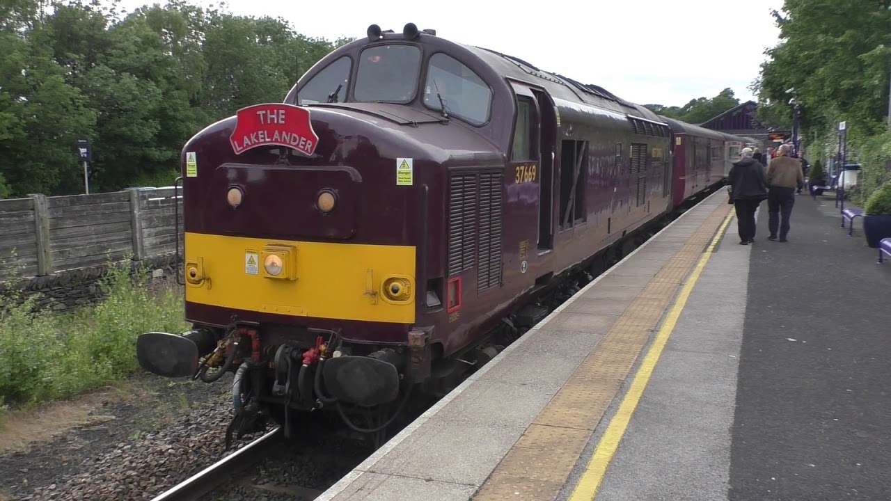 The Lakelander loco hauled service from Oxenholme to Windermere with ...