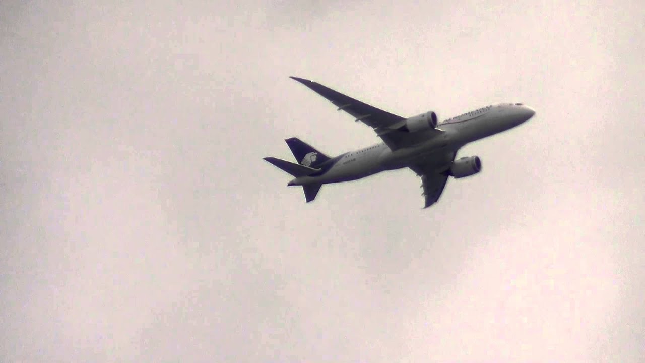 Aero Mexico Boeing 787 Dreamliner taking off from JFK into heavy rain ...