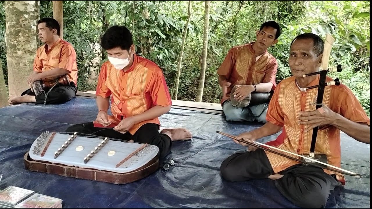 Blowing Leaves, Musical Instruments, Traditional Music, Culture, People ...