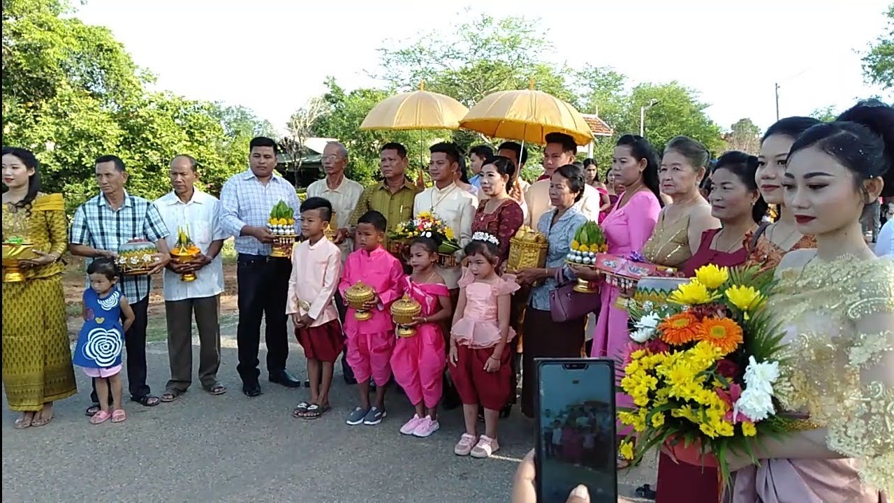 ពិធីហែជំនូននៅភូមិស្រះជ្រៃក្រោម ...