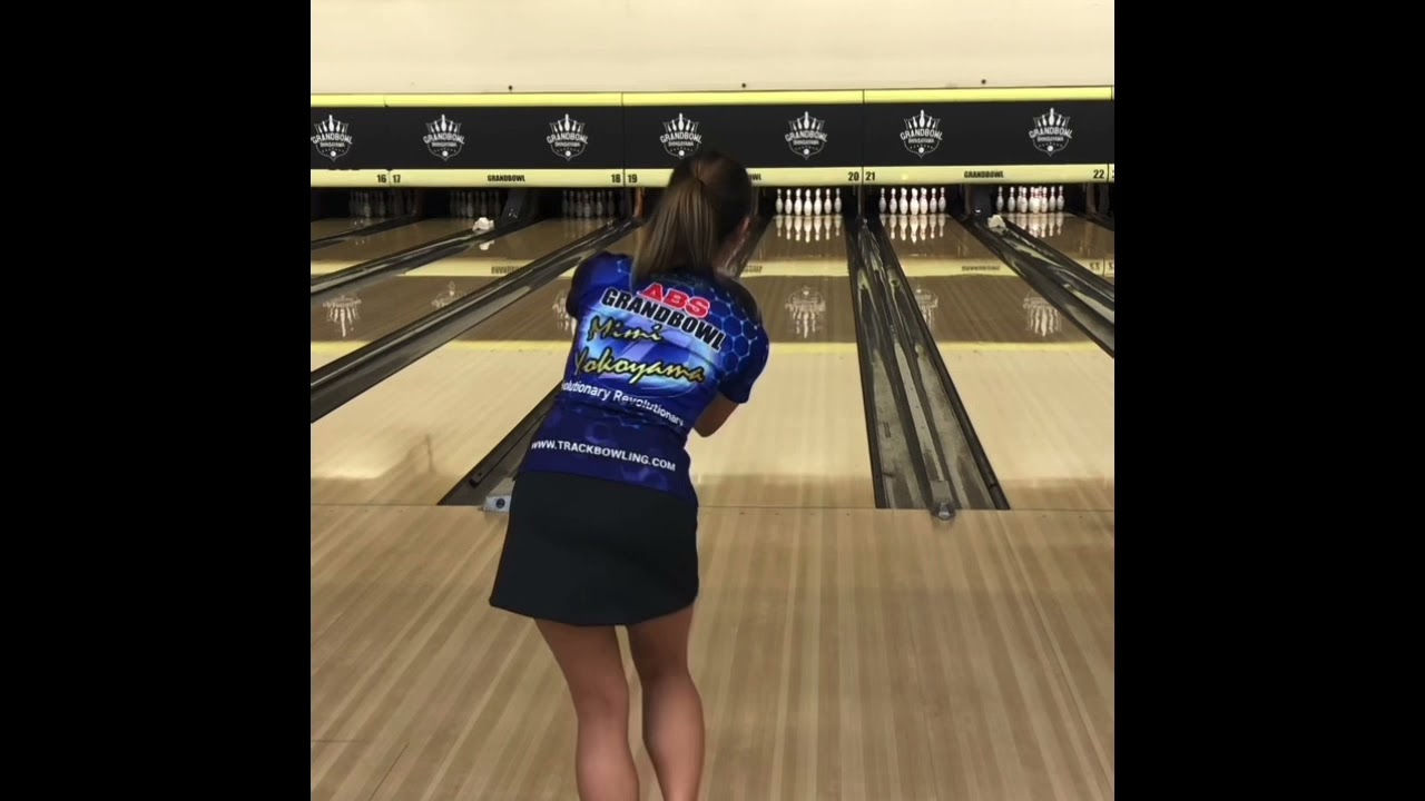 2 handed girl throws it really good and strike!! - YouTube