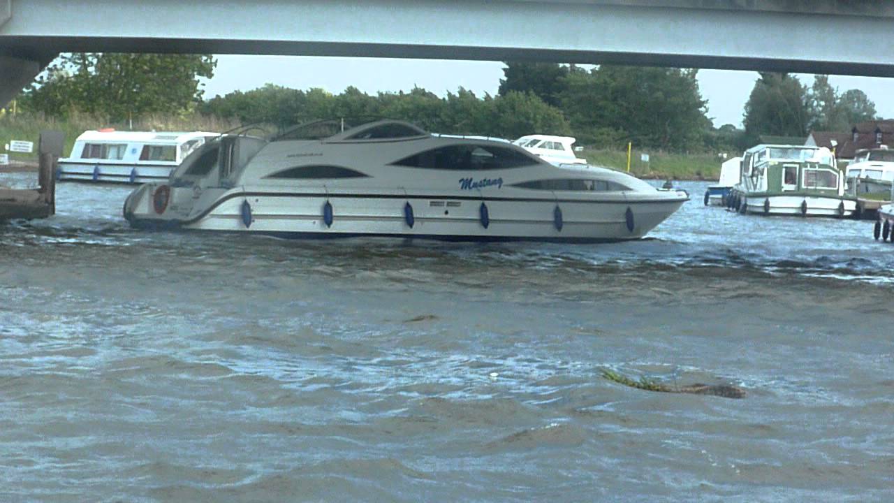 Fun at Acle Bridge.. Norfolk Broads - YouTube