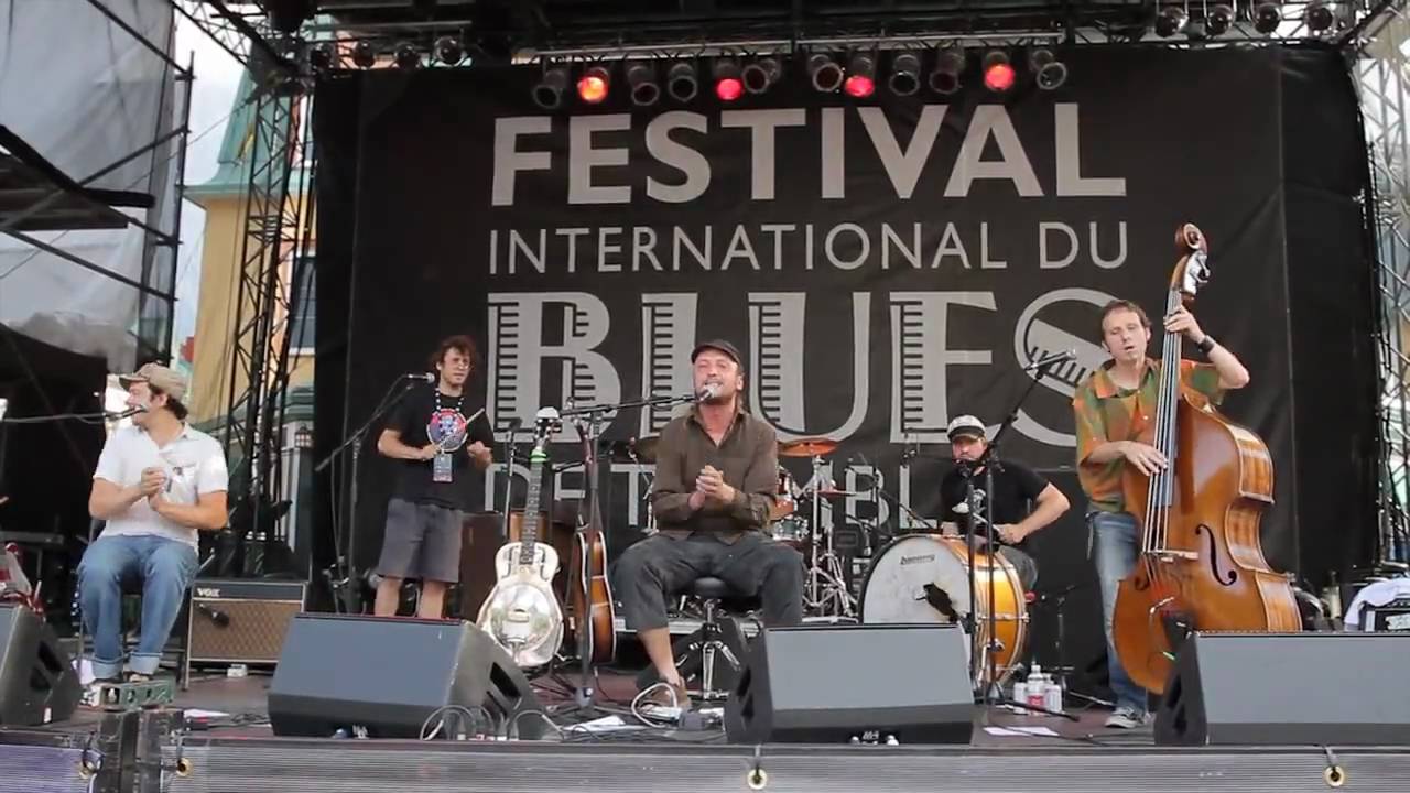 Bernard Adamus : Rue Ontario live au Blues de Tremblant - YouTube